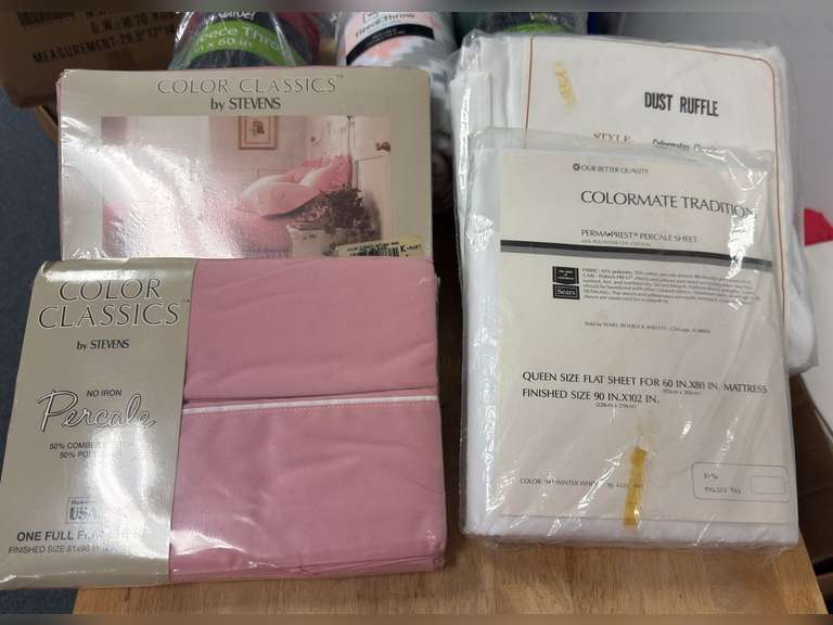 Assorted bedding and blankets - Northern Kentucky Auction, LLC