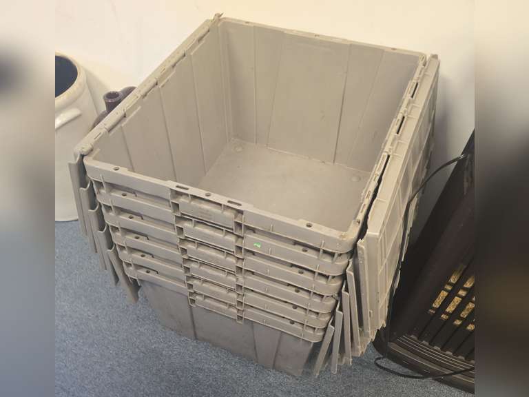 6 Fliptop totes, couple have damage - Northern Kentucky Auction, LLC