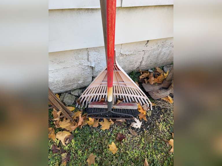 Leaf rack, hard rake, push broom - Northern Kentucky Auction, LLC