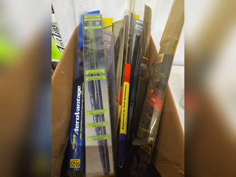 Box of various windshield wipers - Northern Kentucky Auction, LLC