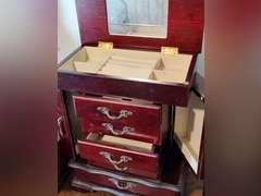 Jewelry box- no shipping. - Northern Kentucky Auction, LLC
