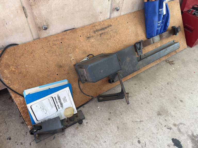 Craftsman wood lathe. Has pouch of lathe tools and includes a Craftsman ...