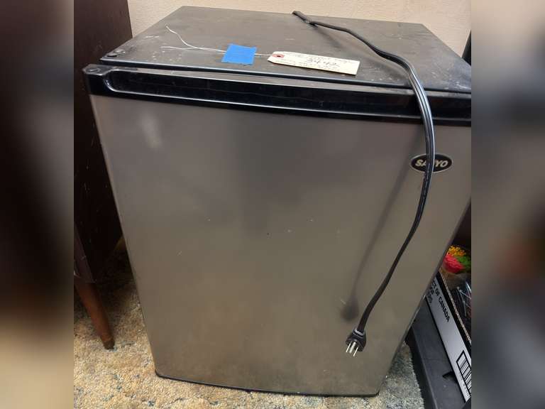 Sanyo compact refrigerator model SR1730/2570 - 24 inches tall by 18 1/2 ...