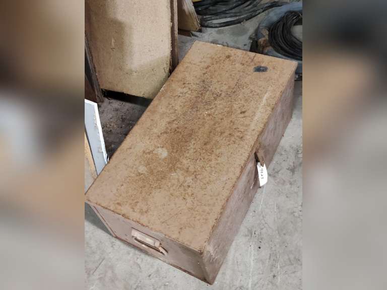 Lockable Knaack job box - Northern Kentucky Auction, LLC