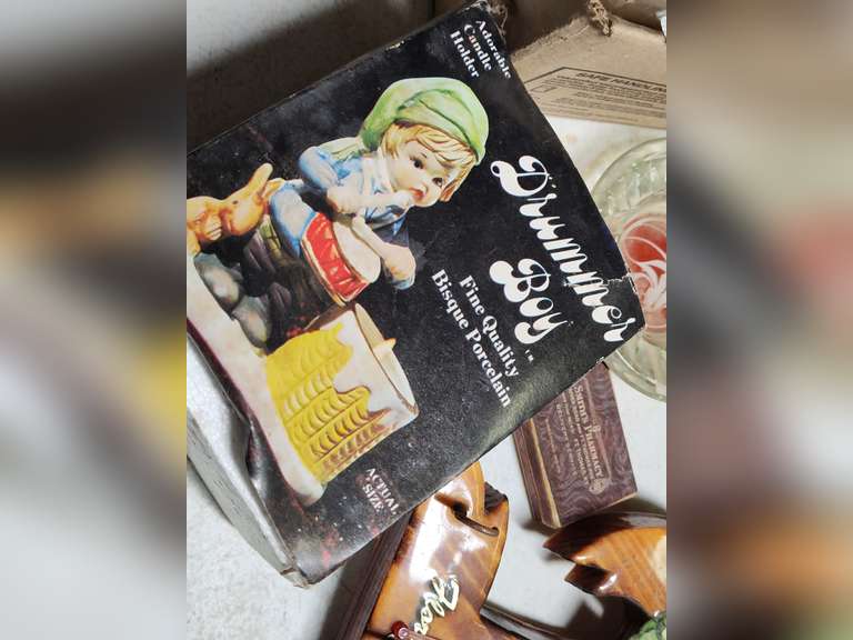 Box of collectibles - Northern Kentucky Auction, LLC