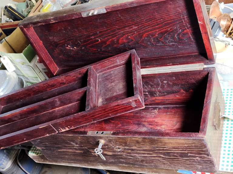 Heavy locking wood box - Northern Kentucky Auction, LLC