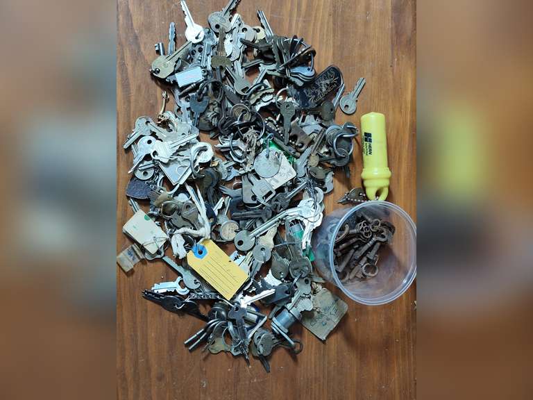 Large key lot - Northern Kentucky Auction, LLC