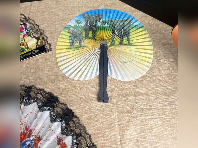 Hand fans. - Northern Kentucky Auction, LLC