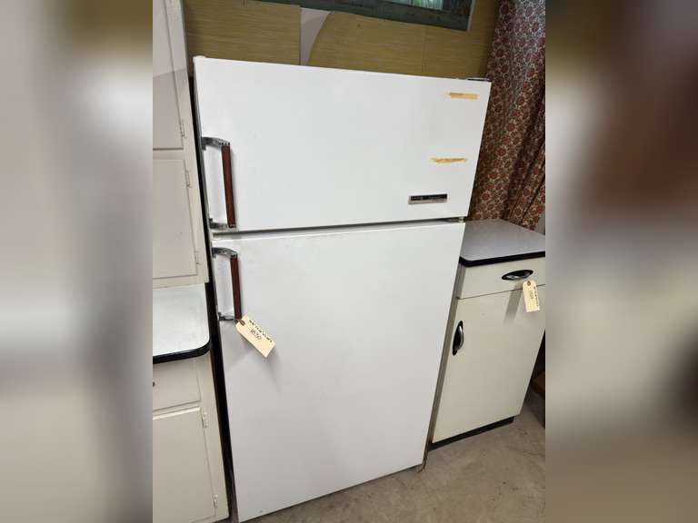 Gibson refrigerator/freezer. Was working when we unplugged it ...