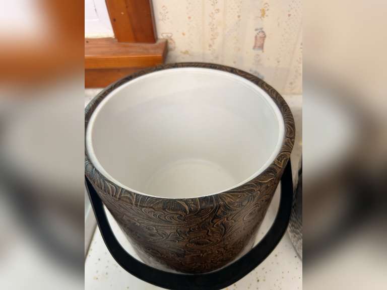 Two ice buckets. - Northern Kentucky Auction, LLC