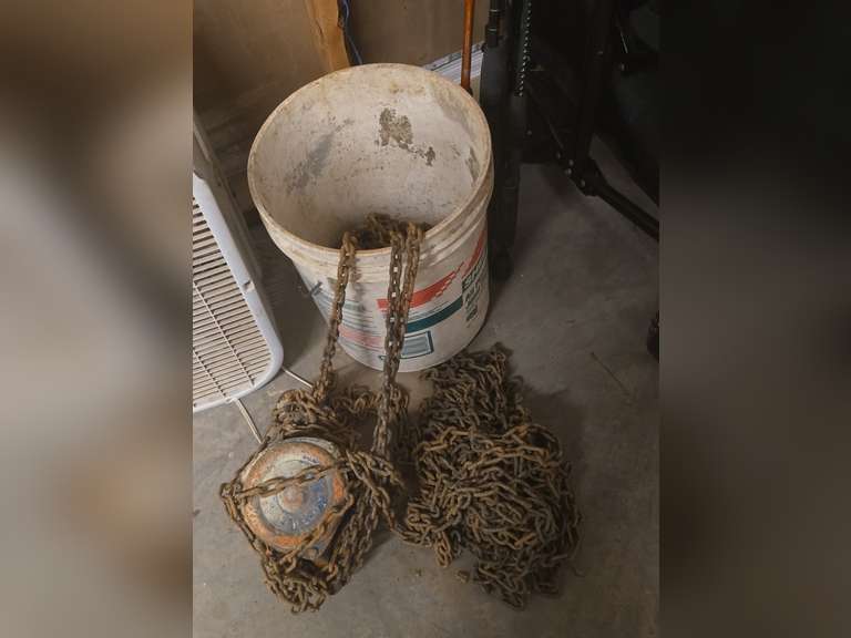 2 Buckets, chains and building materials - Northern Kentucky Auction, LLC
