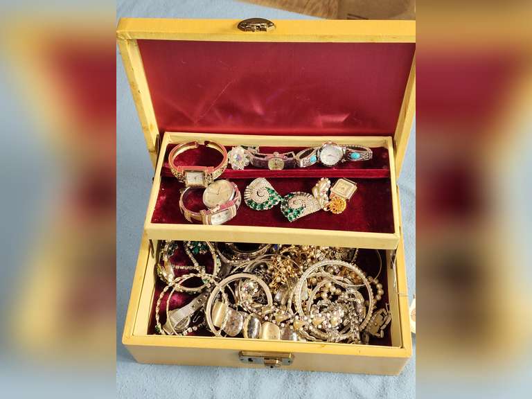 Jewelry box full of jewelry - Northern Kentucky Auction, LLC