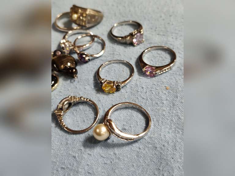 Costume jewelry rings - Northern Kentucky Auction, LLC