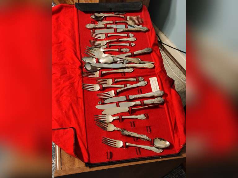 Eating utensils in case - Northern Kentucky Auction, LLC