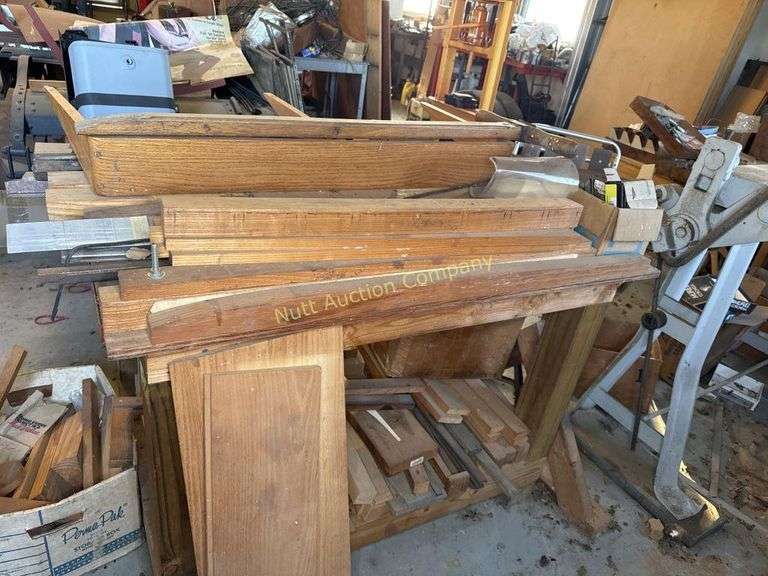 Wooden work bench with contents - Nutt Auction