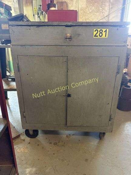 Wooden work chest on rollers - Nutt Auction