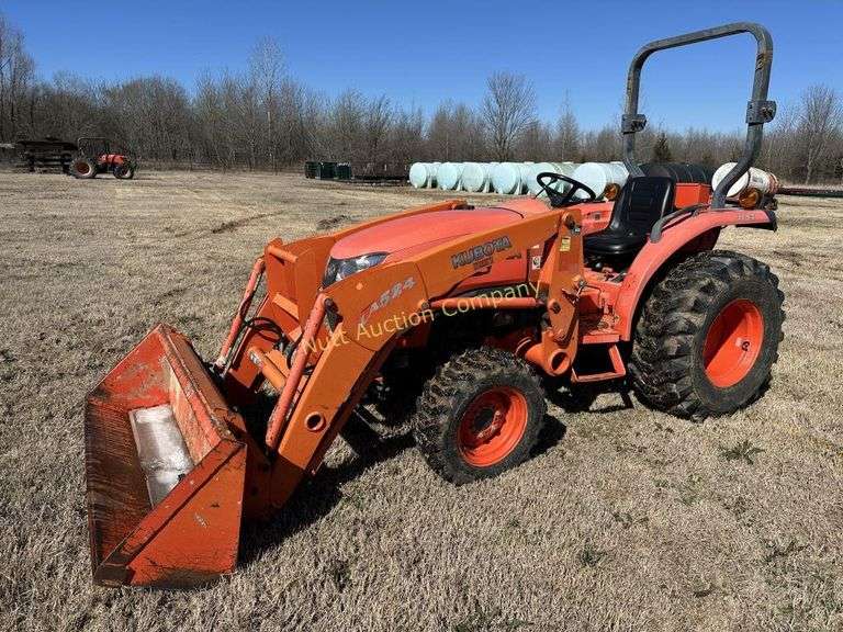 Kubota L3800 HST diesel tractor MFWD, with Kubota LA524 front loader ...