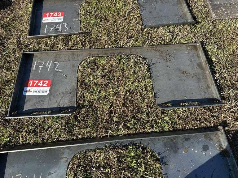 Weld on quick attach plate with center cut out - Nutt Auction