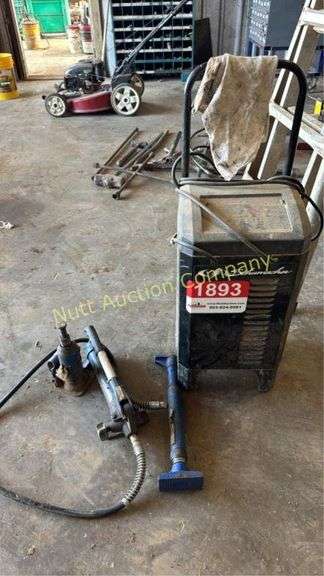 Schumacher HD Heavy-Duty Battery Charger with TCE 4 Ton Hydraulic Jack ...