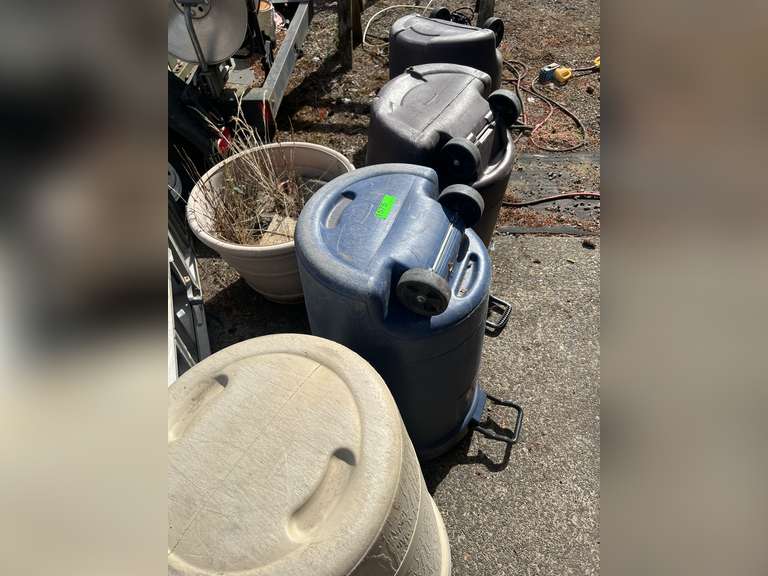 4) Rubbermaid roughneck, large rolling garbage cans - NW Asset Services