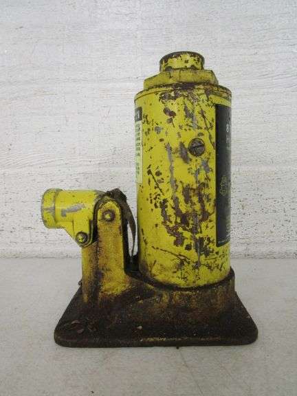 John Deere 8 Ton Hydraulic Bottle Jack - Oberman Auctions