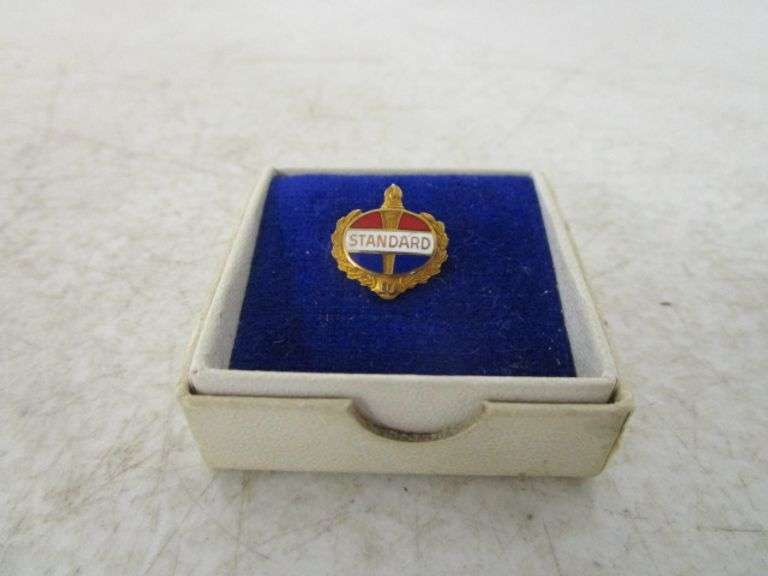 14K Gold Standard Oil Service Pin - Dated 1943 - Oberman Auctions