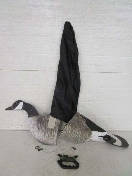 Canada Goose Flapping Wings Decoy - Oberman Auctions