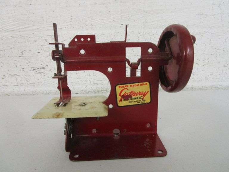 Rotar Model NP-8 Child's Sewing Machine - Oberman Auctions