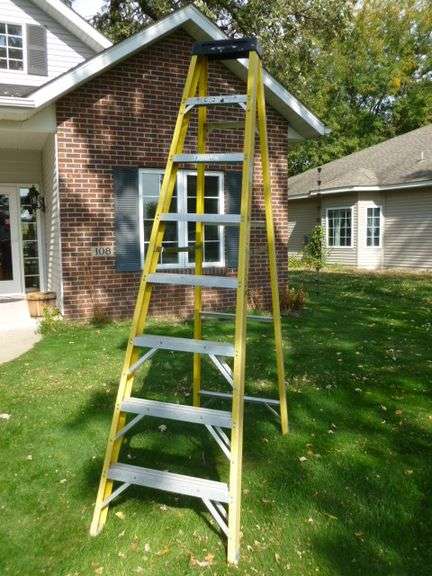Werner 8 Ft Fiberglass Step Ladder - 300 Lbs. Capacity - Oberman Auctions