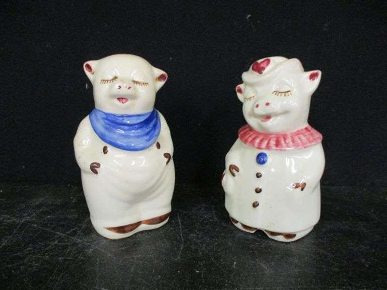 Shawnee Smiley & Winnie Pig Salt & Pepper Shakers - Oberman Auctions