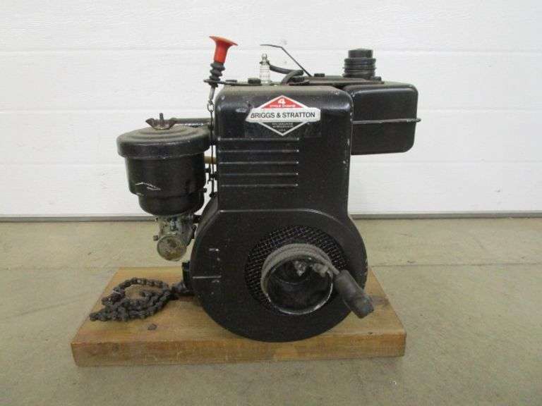 Briggs & Stratton Model 8 2.5 HP Gas Motor w/Rope Pull - Motor Turns ...