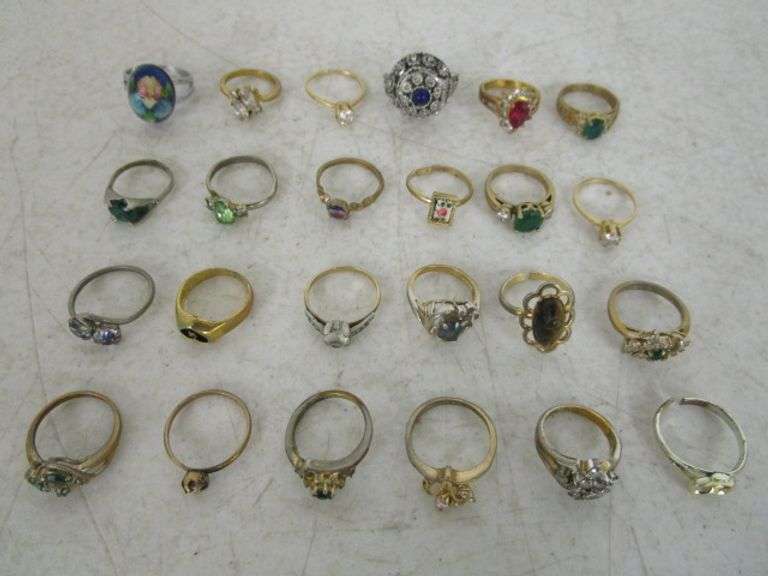 24 - Costume Jewelry Rings - Oberman Auctions