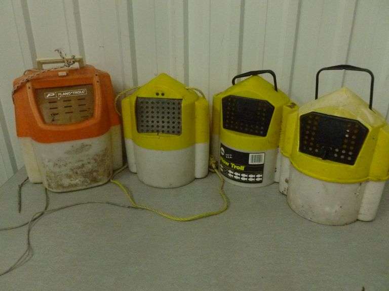 Group Of (4) Floating Minnow Buckets - Oberman Auctions