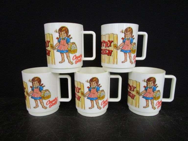 5 - 1975 Country Kitchen Plastic Mugs - Oberman Auctions