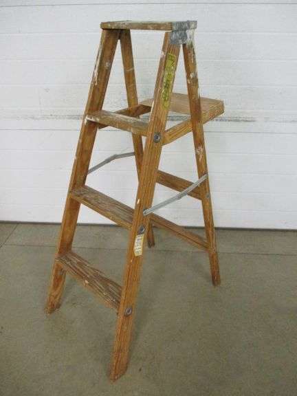 4 Ft. Wood Step Ladder - Oberman Auctions