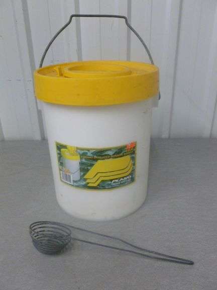 Plano 8 Quart Insulated Minnow Bucket No. 722 - Oberman Auctions