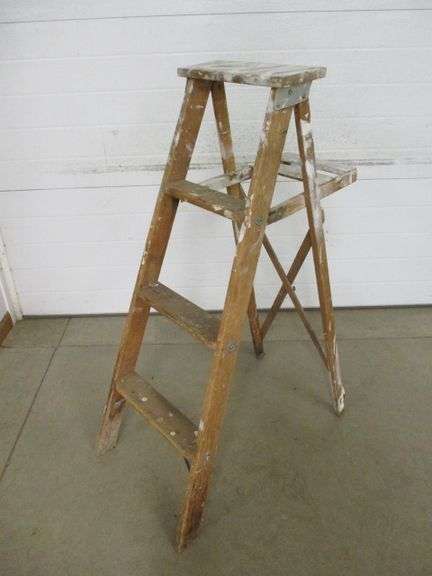 4 Ft. Wood Step Ladder - Oberman Auctions