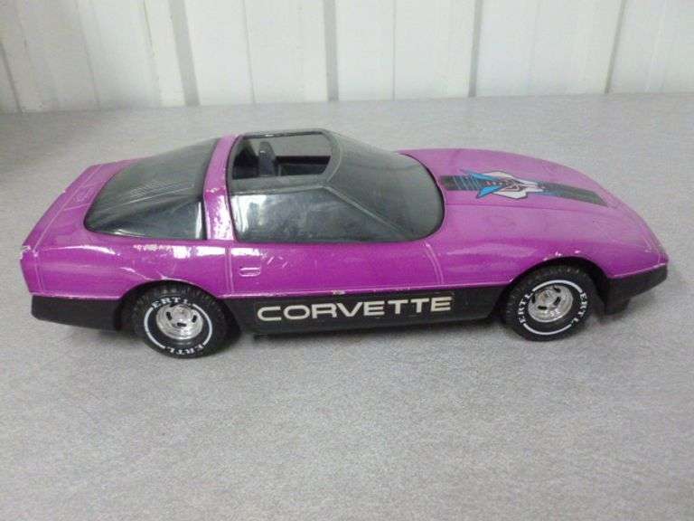 Large Ertl - Corvette 1/8 Scale Die Cast Metal Car - Oberman Auctions