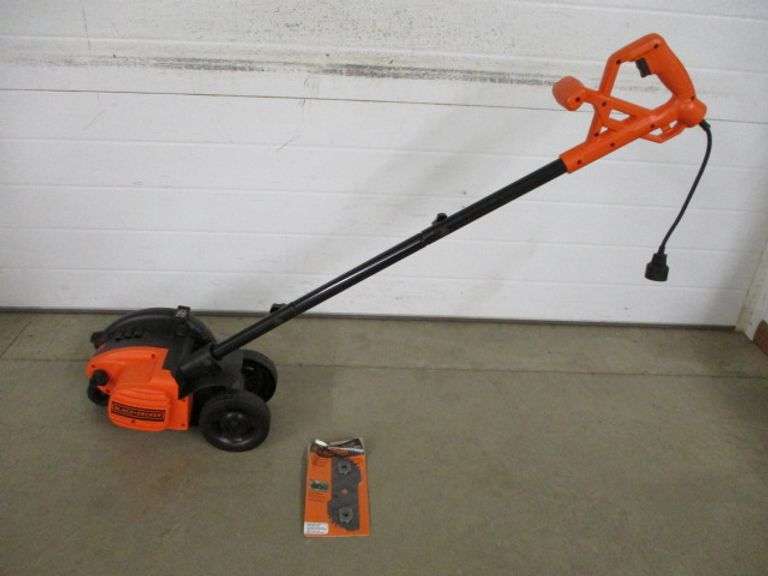 Black & Decker Electric Lawn Edger w/Extra Blade - Oberman Auctions