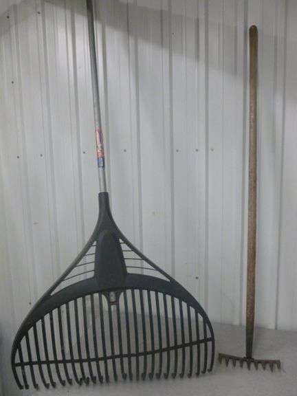 True Temper Large Head Yard Rake - Garden Rake - Oberman Auctions