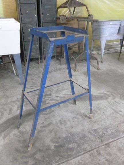 Heavy Duty Metal Stand - 36" H - Oberman Auctions