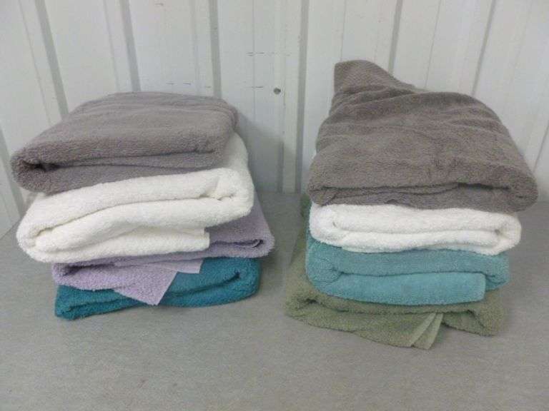 Large Group Of Good Bath Towels - Oberman Auctions