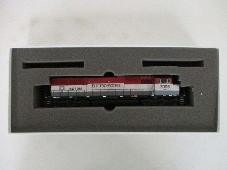 HO Genesis EMD SD70M Leasing #1 Locomotive 7005 - Oberman Auctions