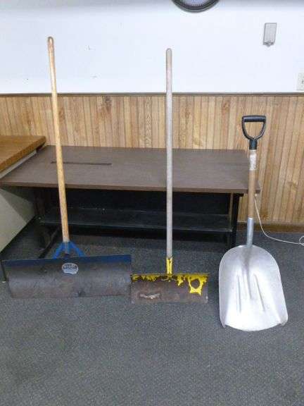 (3) Shovels - Aluminum Scoop / (2) Snow Push Shovels - Oberman Auctions