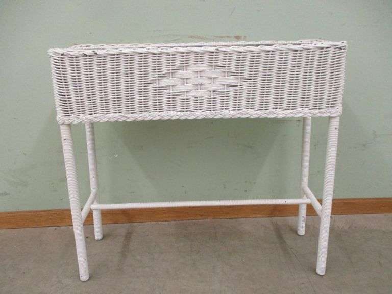 White Wicker Planter w/Metal Insert - Oberman Auctions