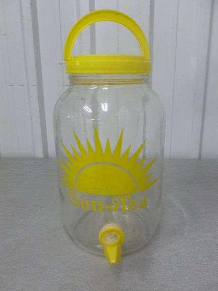 Sun Tea - One Gallon Glass Serving Jug - Oberman Auctions