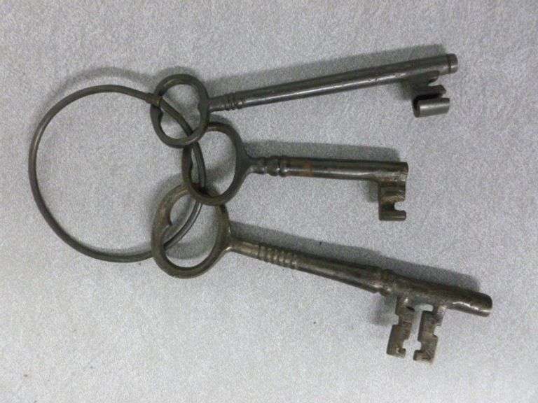 A Set Of Collectible Cast Iron Church Key Decor - Oberman Auctions