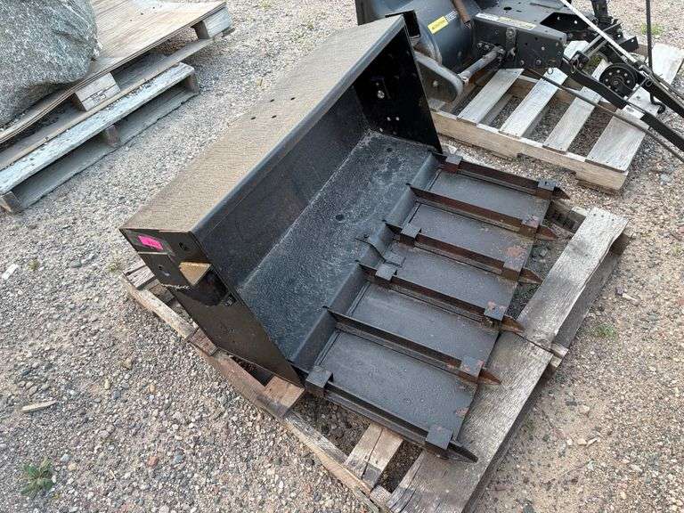 36" Manure Bucket With Dirt Plate. - Elsenpeter Auctions & Real Estate ...