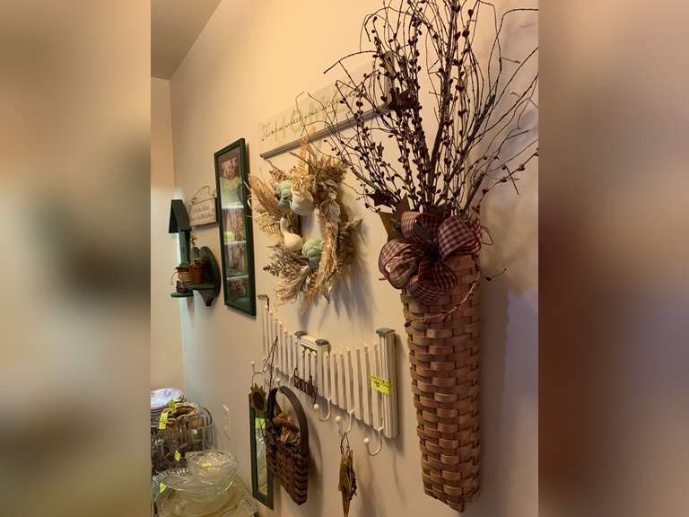 Large group of wall decor - Parrott Marketing Group, LLC