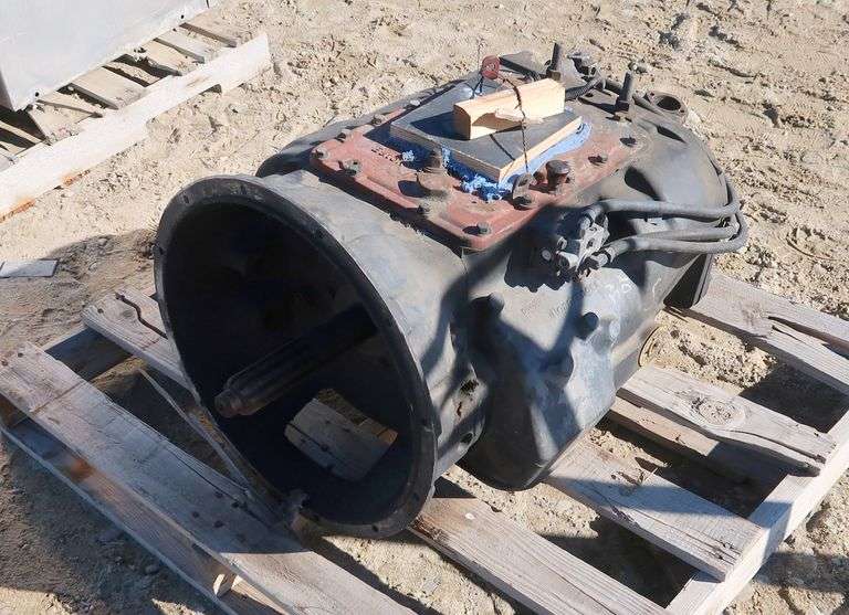 V-864 Eaton Fuller Road Ranger Transmission - Pickett Auction Service